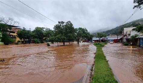 Ruas de Sabará na Grande BH ficam alagadas após rio transbordar