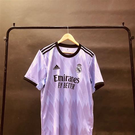 Vaza suposta nova camisa 2 do Real Madrid para a próxima temporada