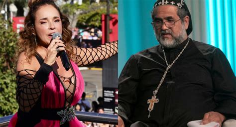 Daniela Mercury encontra Padre Kelmon em avião e puxa música de festa