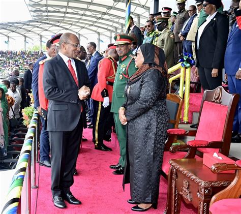 RAIS MHE DKT SAMIA SULUHU HASSAN AKISALIMIANA NA RAIS WA ZANZIBAR NA
