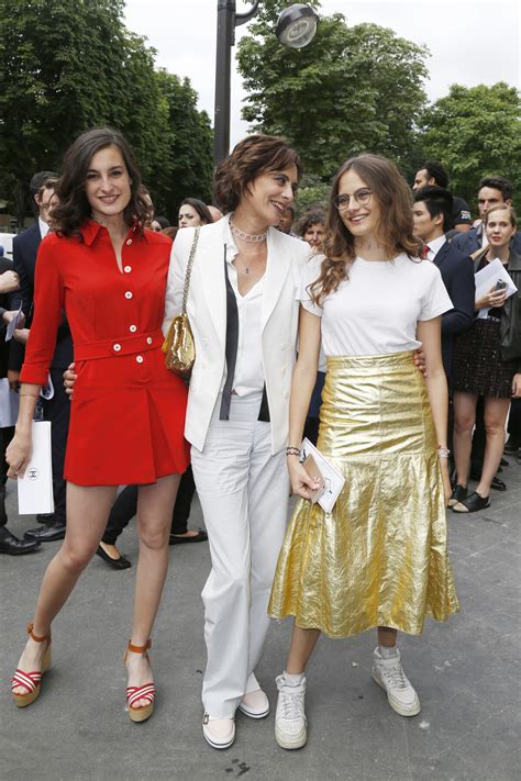 Photo Inès de la Fressange et ses filles Violette et Nine Arrivées