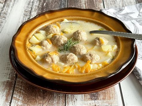 Sycąca zupa kwaśny klops Pyszne danie kuchni kujawsko pomorskiej
