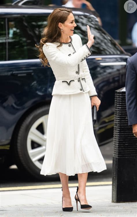 Kate Middleton usa Chanel e vestido híbrido em look incomum para