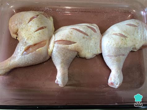 Coxa e sobrecoxa assada no forno ao molho de ervas aromáticas