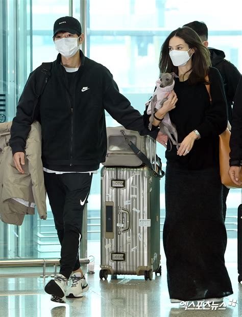 Song Joong Ki I Katy Louise Saunders Salut Fanii I Presa La Aeroport