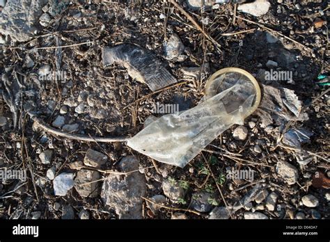 Ein Gebrauchtes Kondom Auf Dem Boden Stockfotografie Alamy