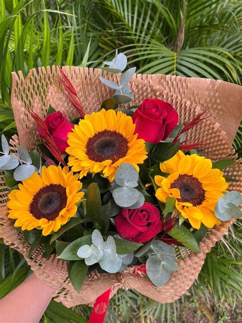 Buquê Girassóis e Rosas Vermelhas Floricultura Mira Flores