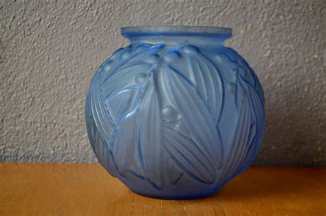 Vase bleu en verre pressé moulé L atelier Belle Lurette Rénovation
