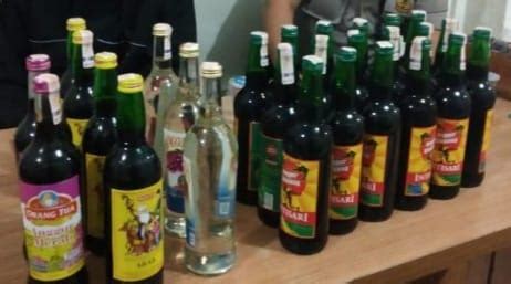 Jajaran Reskrim Polsek Cidahu Sita Puluhan Botol Miras Berbagai Merek