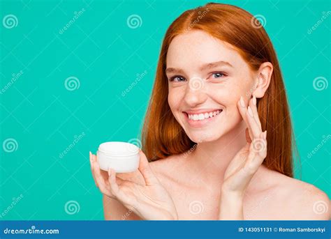 Portrait De Charmer La Fille Rousse Nue Gaie Avec L unité Centrale