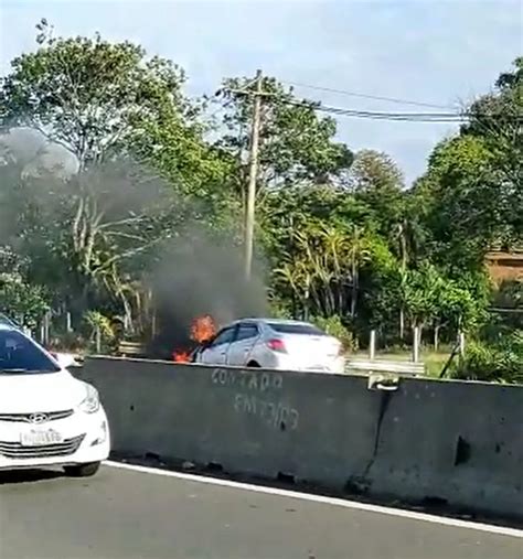 Carro pega fogo na Rodovia Hermenegildo Tonoli em Jundiaí Sorocaba e