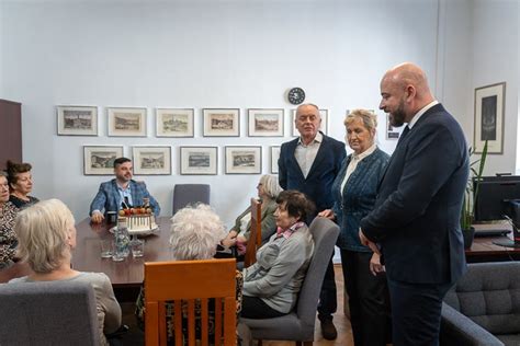 Lokatorzy dawnych mieszkań zakładowych przyszli do urzędu z tortem