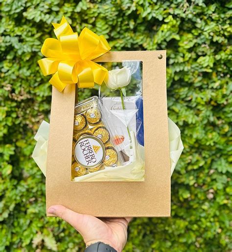 Caixa De Ferrero Rocher E Rosa Na Bag Floricultura BH Cestas De