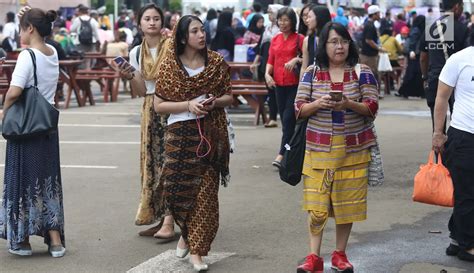 FOTO Bersarung Muda Mudi Meriahkan Festival Sarung Indonesia 2019