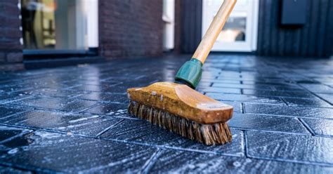 4 Astuces Pour Nettoyer Sa Terrasse Avec Des Produits Naturels