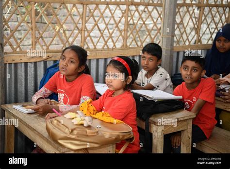 Los niños desfavorecidos asisten a clases en la escuela Obhizatrik en