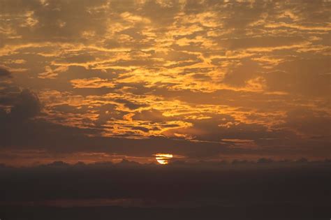 Cielo Al Atardecer Con Fondo De Nubes Foto Gratis