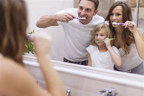 Como escovar os dentes corretamente em 5 passos Tua Saúde