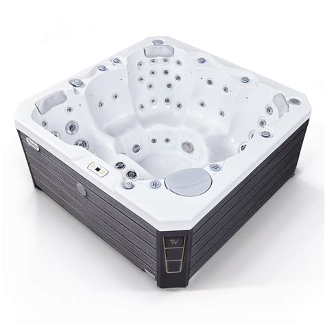Prague Life Wellis Hot Tub
