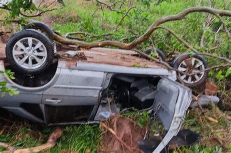Motorista morre após perder controle da direção e carro capotar na