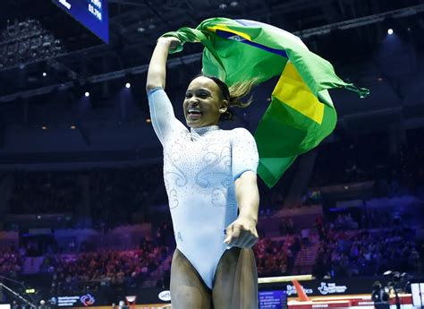Rebeca Andrade conquista ouro inédito para o Brasil no Mundial de