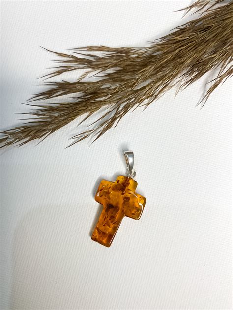 Zawieszka Krzyż z bursztynu no 5 amberheart
