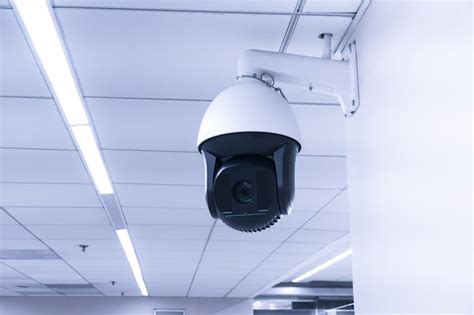 Cámara cctv de seguridad o sistema de vigilancia en edificio circuito