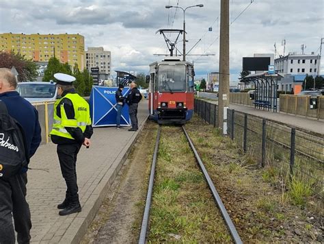 Latka Wpad A Pod Nadje D Aj Cy Na Przystanek Tramwaj Dziewczyna