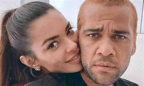 Ex De Daniel Alves Joana Sanz Posta Foto Beijando Outra Mulher