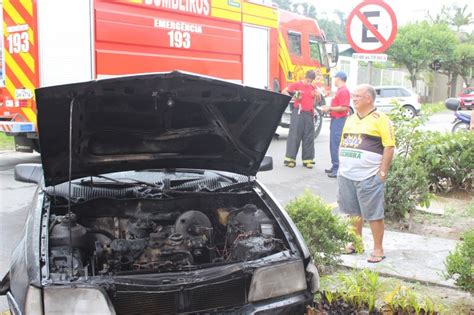 VÍDEO Carro seis ocupantes pega fogo