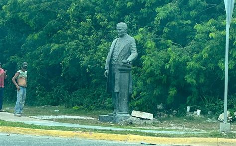 Abandonan estatua de Andrés de Quintana Roo en un predio baldío en