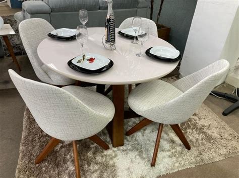 Sala de Jantar Mesa Redonda Rose e 4 Cadeiras Dilly Giratórias D