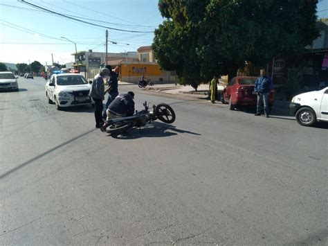 Motociclista se impacta contra auto en Gómez Palacio