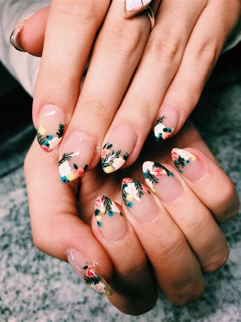 Nail Art manicura francesa con flores para lucir las uñas más