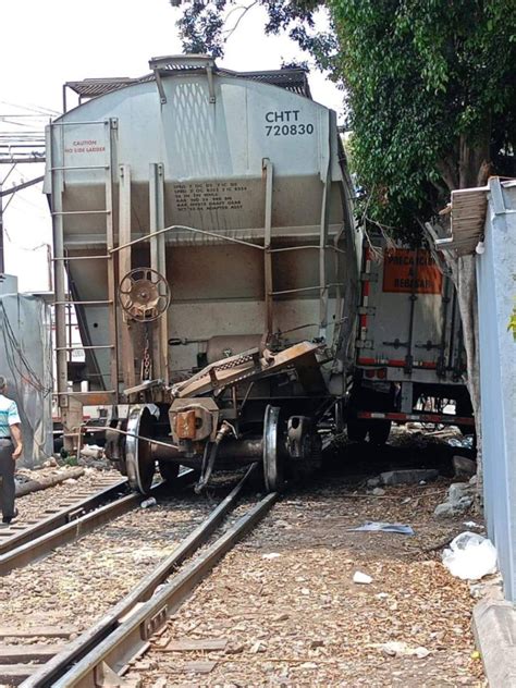 Tren se lleva tráiler que quiso ganarle el paso en Cuautitlán La
