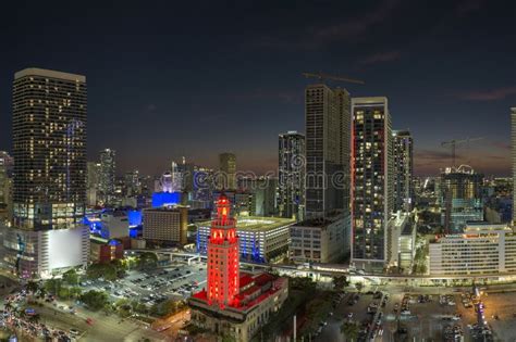 Vista Desde Arriba De Edificios Rascacielos Brillantemente Iluminados