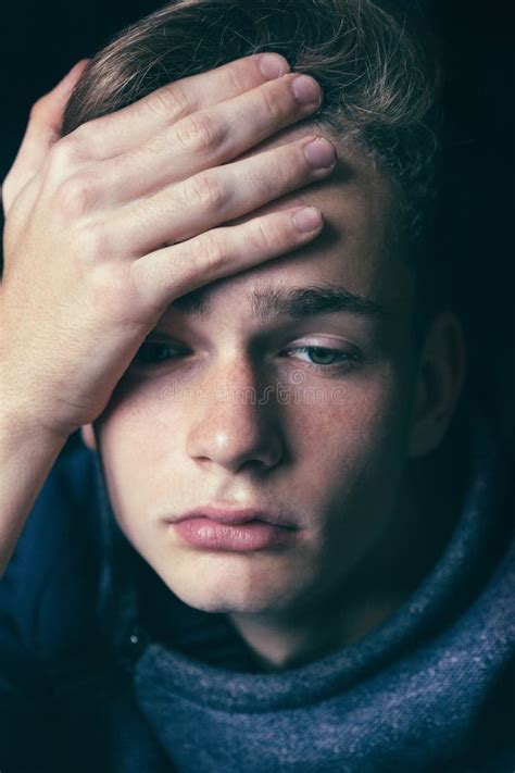 Retrato De Un Adolescente Deprimido Cansado Triste Problemas Del