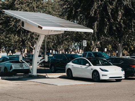 Cómo cargar un coche eléctrico con placas solares