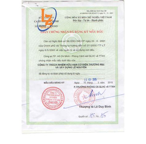 Nộp lại con dấu và Giấy chứng nhận đăng ký mẫu dấu cho cơ quan công an