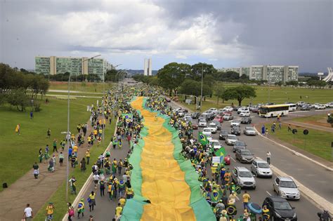 Veja fotos e vídeos de ato de bolsonaristas contra Lula na Esplanada