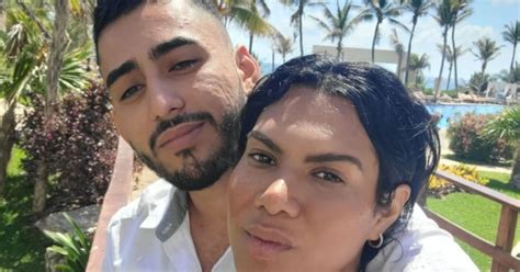 Esposo De Kimberly Es Captado En Las Calles Caminando Descalzo Y