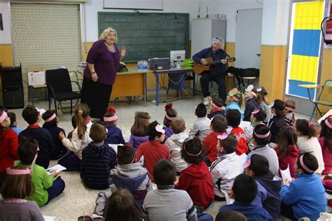 La escritora Ana María Romero Yebra visita a los alumnos del CEIP San