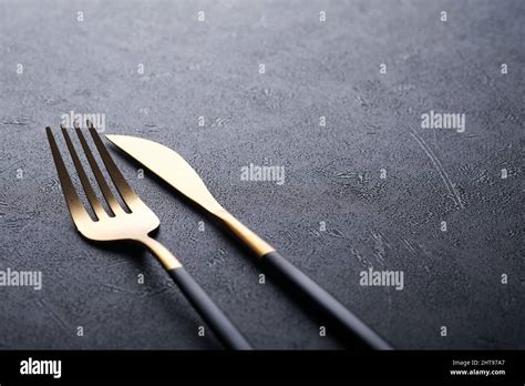 Cuchara dorada tenedor cuchillo y plato negro vacío limpio Juego de