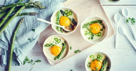 Recette Oeufs Cocotte Aux Asperges Et Caviar D Aubergine Marie Claire