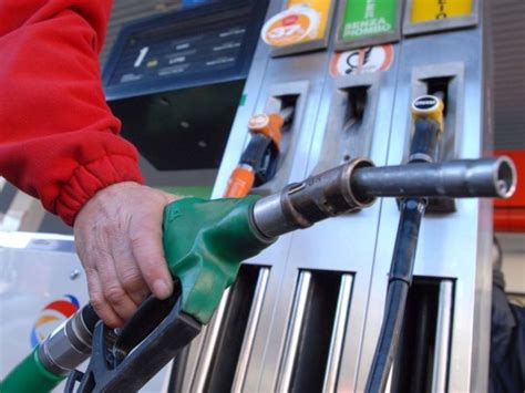 Prețurile la carburanți continuă să scadă și astăzi Agenția de presă