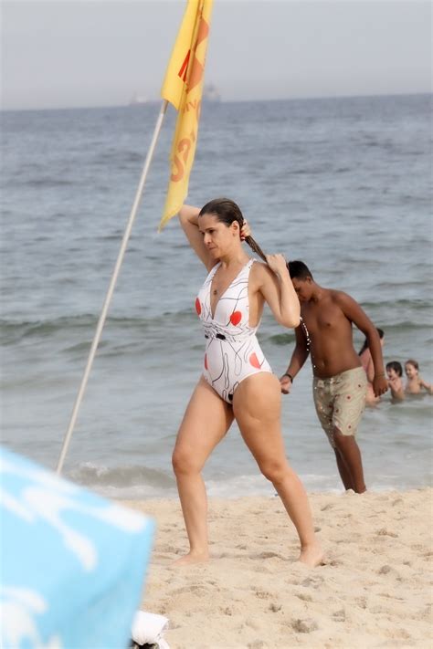 Ingrid Guimarães exibe corpo real na praia e surpreende pela boa forma