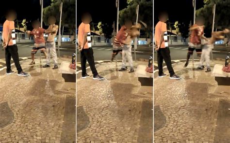 Vídeo mostra jovens agredindo homem socos e chutes na cabeça em