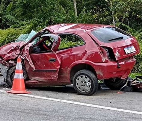 Homem morre após carro ser arremessado após colisão em Santos VÍDEO