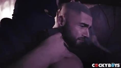 Trois mecs musclés sexy baisent passionnément Mondegay