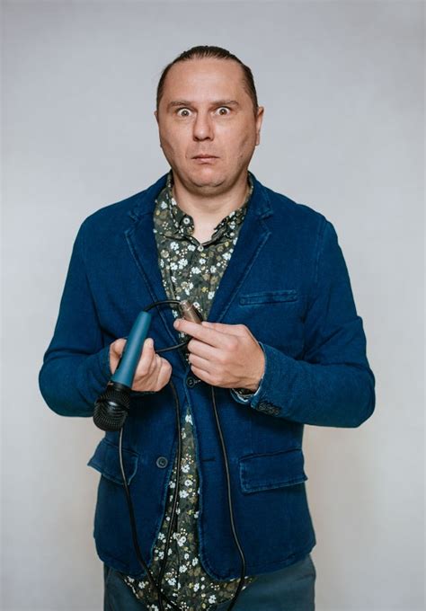 Znany kabareciarz i młoda artystka Bartosz Gajda z formacji Łowcy B